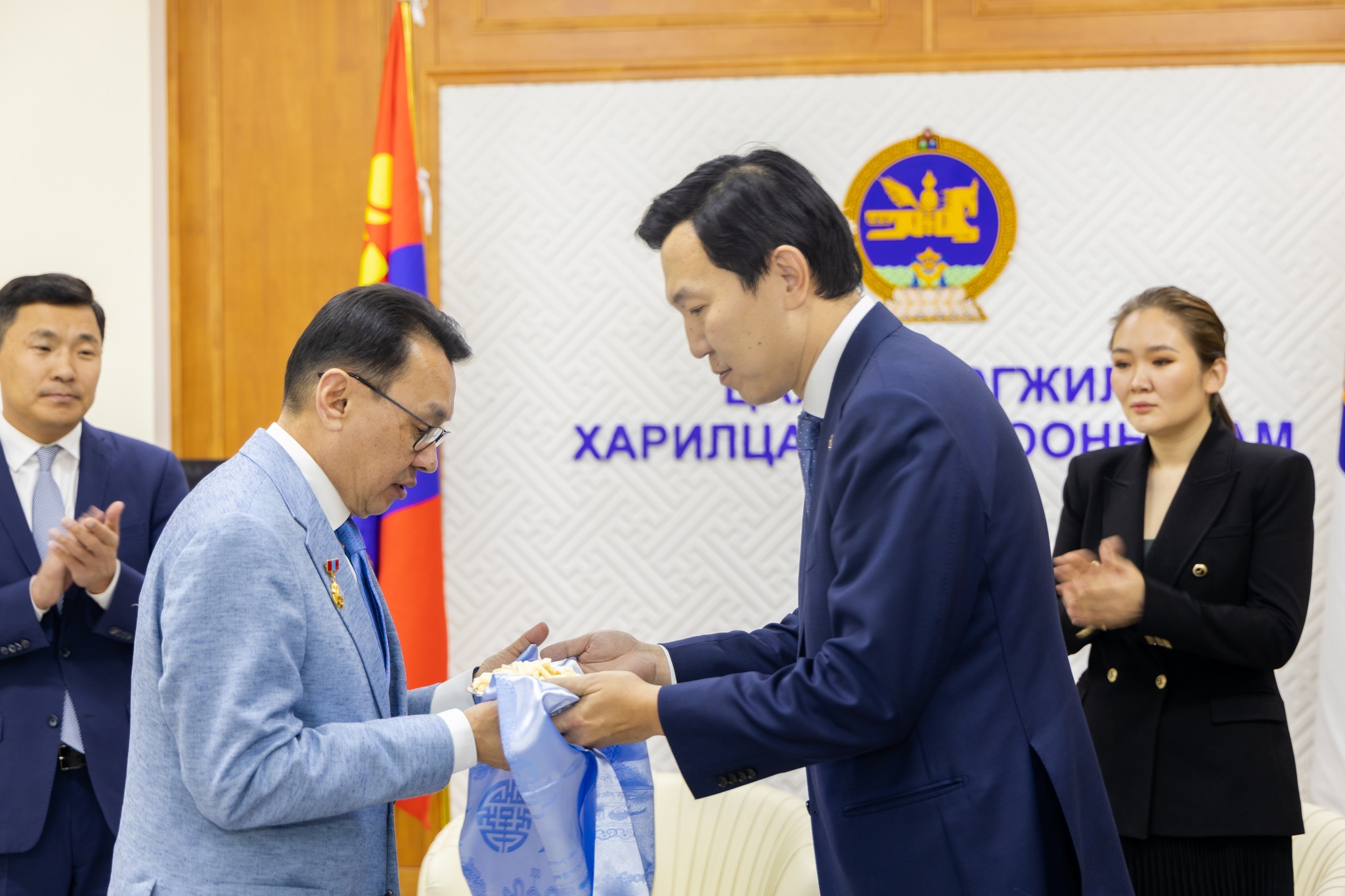 Цахим хөгжил, харилцаа холбооны яамны удирдлагууд Харилцаа холбоо ...